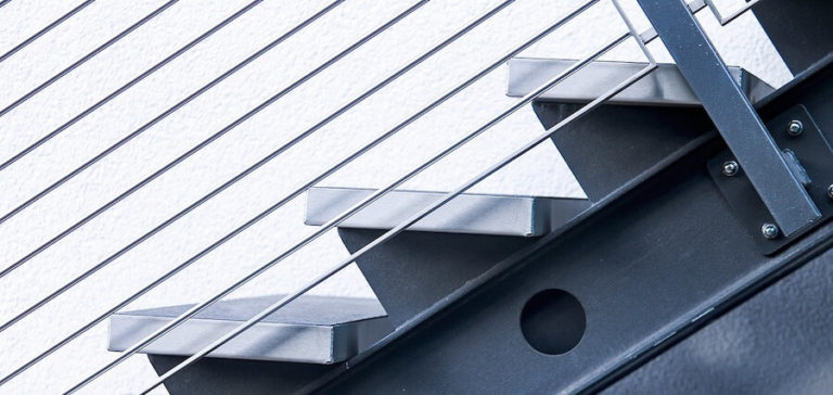 Metalliset parvekkeet, kaiteet, portaat, aidat ja portit